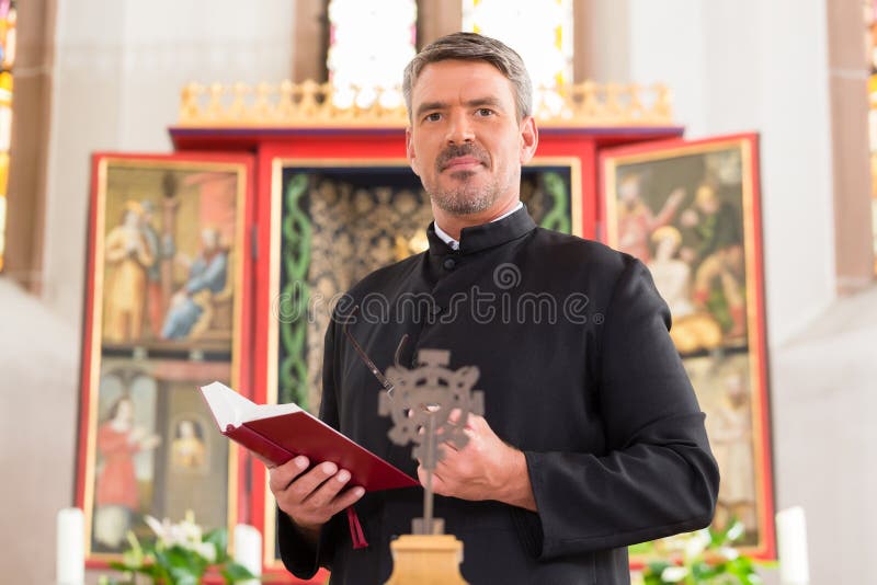 Priester in Der Kirche Mit Bibel Vor Altar Stockfoto - Bild von service ...