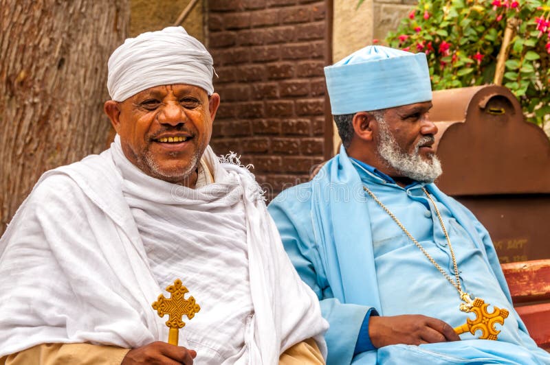 Priesters Voor St. George Kathedraal Redactionele Stock Foto - Image of ...