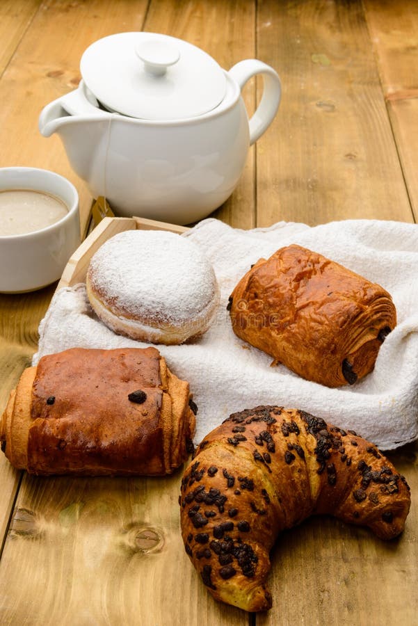 Prima Colazione Con Le Brioche Fotografia Stock - Immagine di casalingo ...