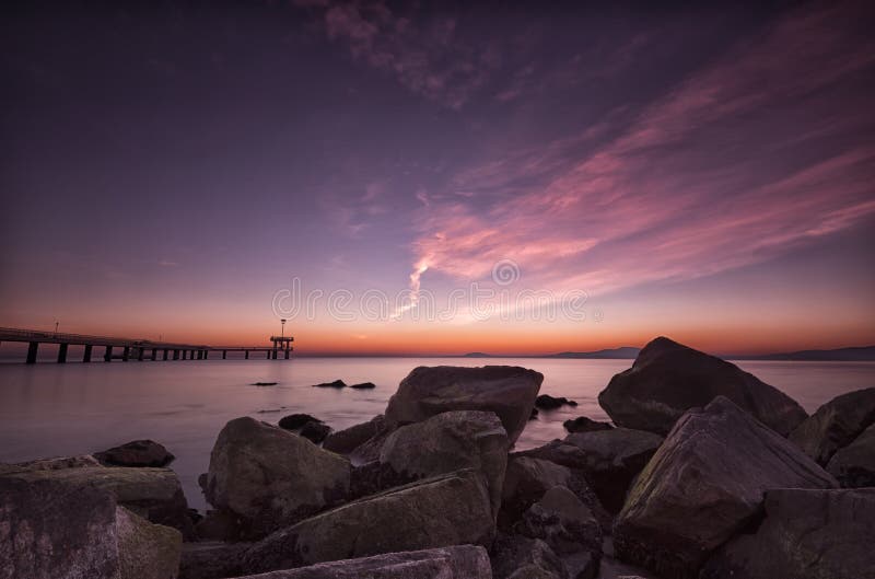Prima Di Alba Alba Sopra Il Mar Nero, Il Mare E Le Rocce Immagine Stock ...