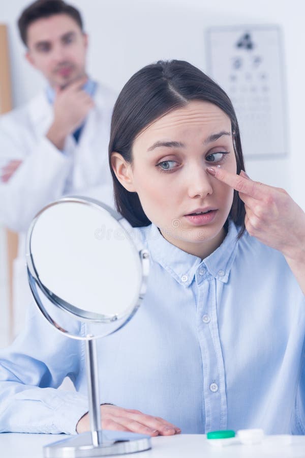 Prima Volta Con Le Lenti a Contatto Immagine Stock - Immagine di prova ...