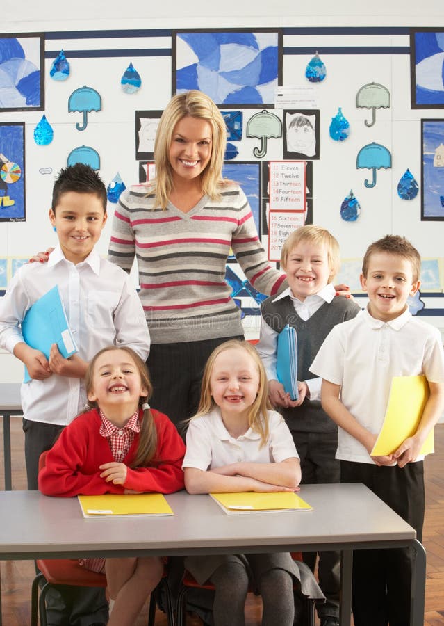 Female Teacher in Primary School Teaching Children Stock Photo - Image ...
