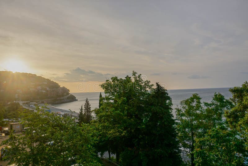 Primavera En Italia Edificios En La Colina Imagen de archivo - Imagen ...