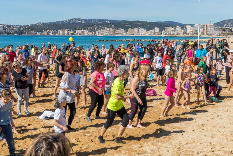 O Primeiro Banho Do Mar Do Ano Fotografia Editorial - Imagem de banho ...