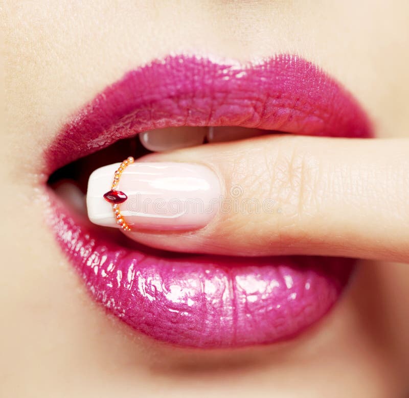 Primer Brillante Hermoso De Los Labios Foto de archivo - Imagen de ...