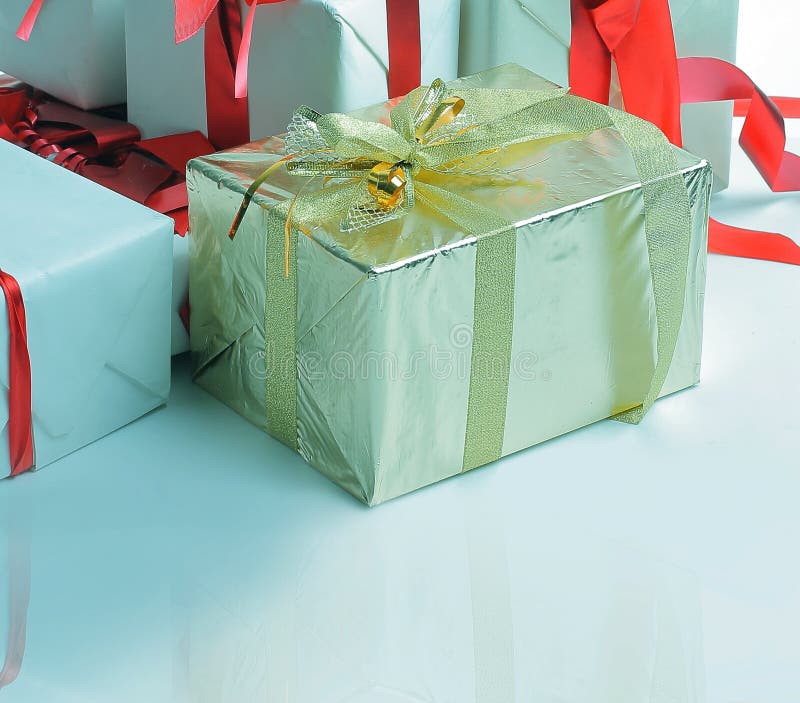 Primer Dos Cajas De Regalo Elegantes En Rojo Imagen de archivo - Imagen ...