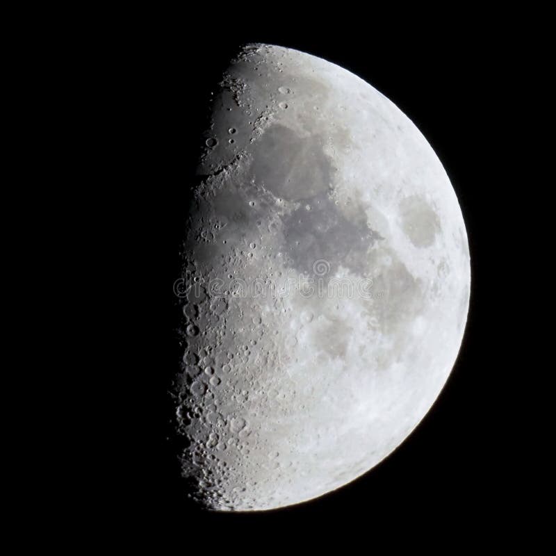 Primer Cuarto De Luna Vista Con Telescopio Foto de archivo - Imagen de ...
