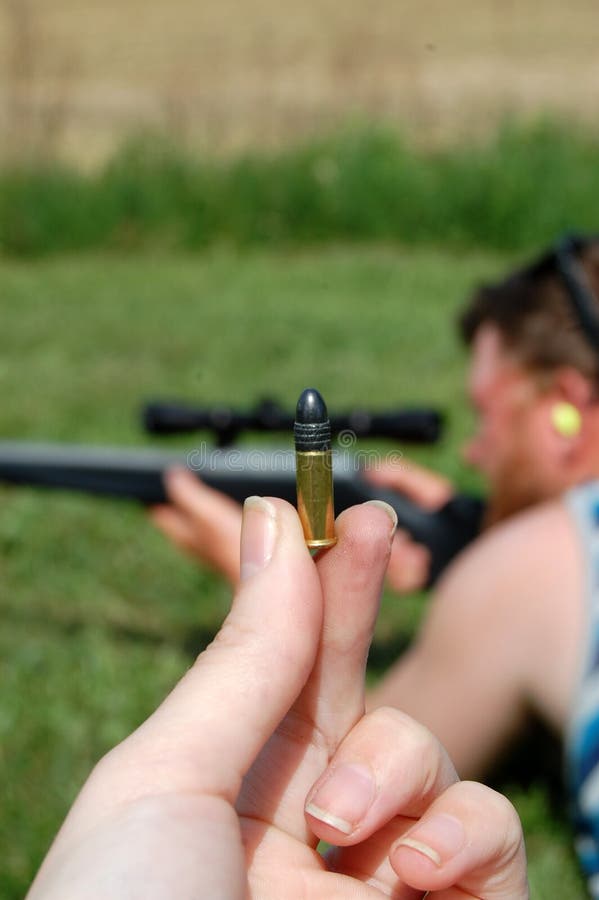 Primer de la bala del arma foto de archivo. Imagen de hombre - 72497002