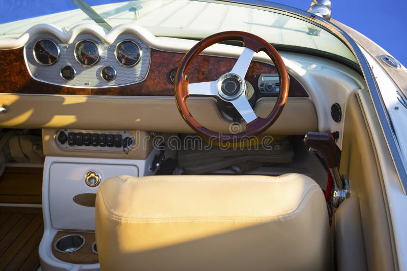 Primer De La Carlinga Del Yate De Lujo Foto de archivo - Imagen de ...