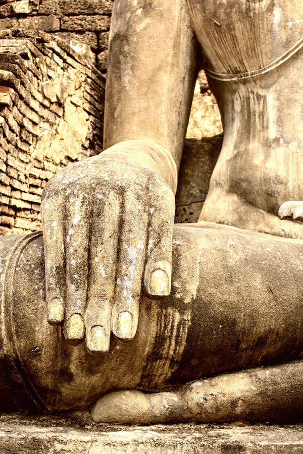 Estatua De Buda En Wat Mahathat Foto de archivo - Imagen de mahathat ...