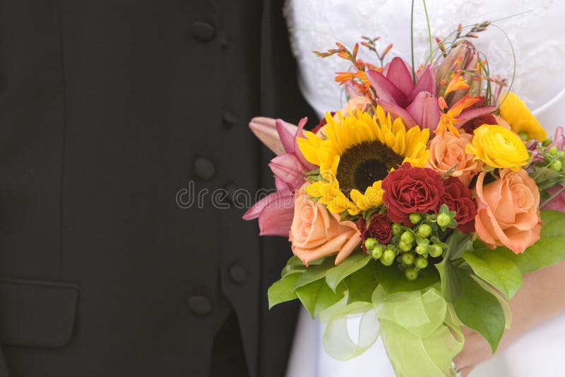 Primer De Novia Y Del Novio Con El Ramo Foto de archivo - Imagen de ...