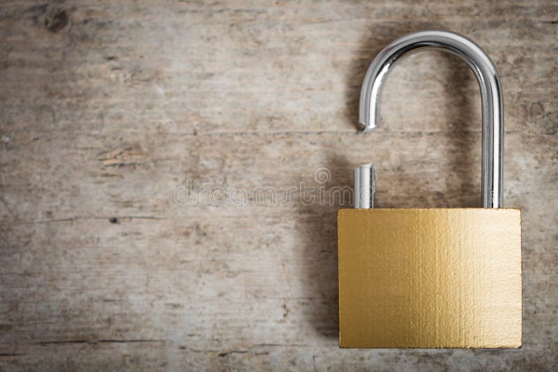 Candado Roto En El Teclado Del Ordenador Como Concepto De Spyware Foto ...