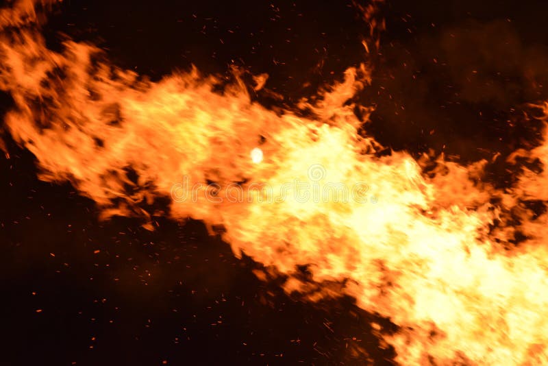 Primer De Un Fuego Y De Una Luna Foto de archivo - Imagen de creencia ...