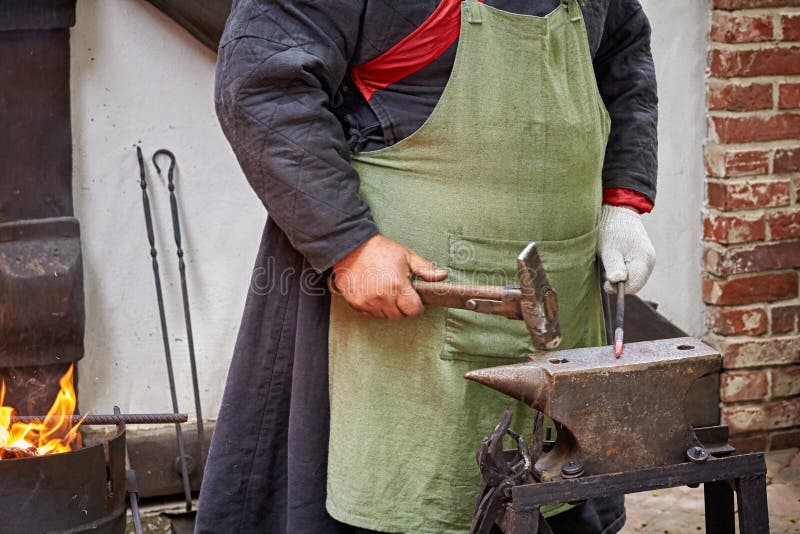Primer De Un Herrero De Trabajo Foto de archivo - Imagen de hombre ... Primer De Un Herrero De Trabajo Foto de archivo - Imagen de hombre ...