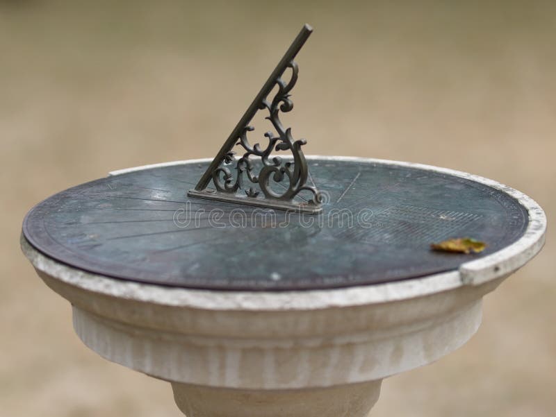 Primer Del Reloj De Sol Horizontal Antiguo Foto de archivo - Imagen de ...