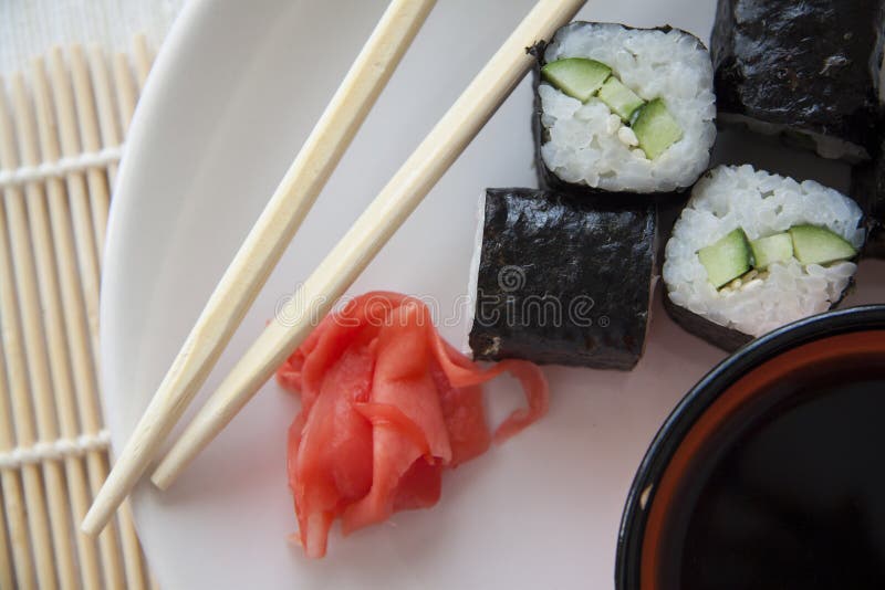 Primer Del Suchi Con El Aguacate Foto de archivo - Imagen de rodillos ...