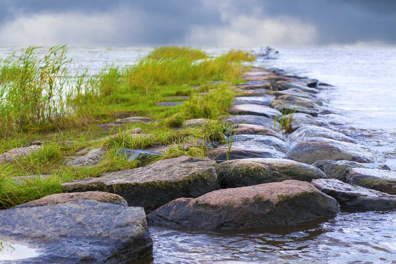 Presa Natural Del Rompeolas Debajo Del Cielo Melancólico Foto de ...