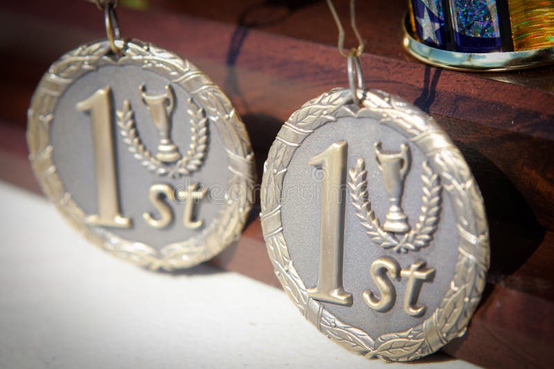 Medalla De Oro Para El Primer Lugar Con La Cinta Amarilla Y Azul Foto ...