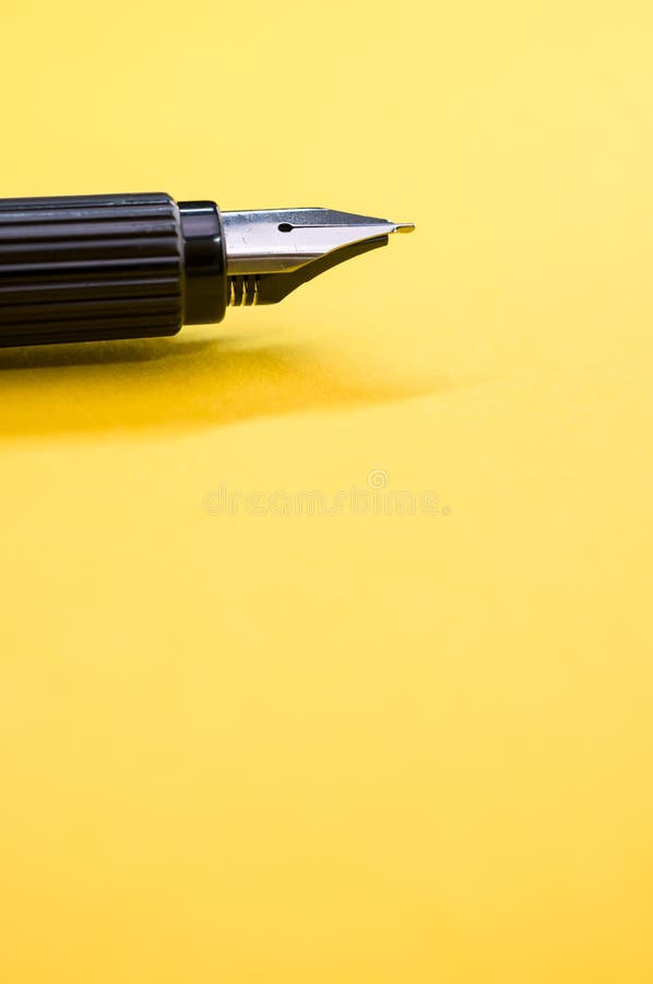 Primero De Una Pluma En El Espacio Superficial Amarillo Para El Texto ...