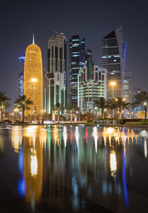 Primo Dell'aprile 2017: Il Centro Urbano Di Doha Di Notte Immagine ...