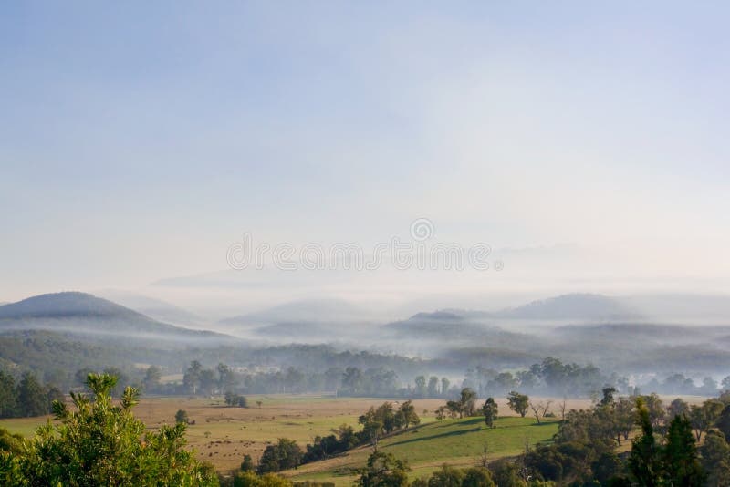 Primo mattino immagine stock. Immagine di colline, cielo - 9198449