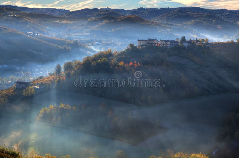Primo Mattino Sopra Le Colline. Piemonte, Italia. Fotografia Stock ...