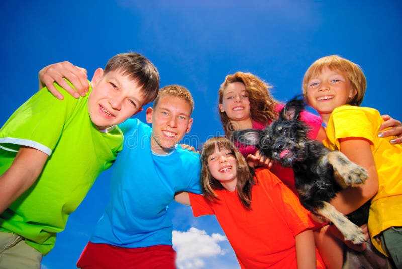 Primos Con El Animal Doméstico Imagen de archivo - Imagen de joven ...