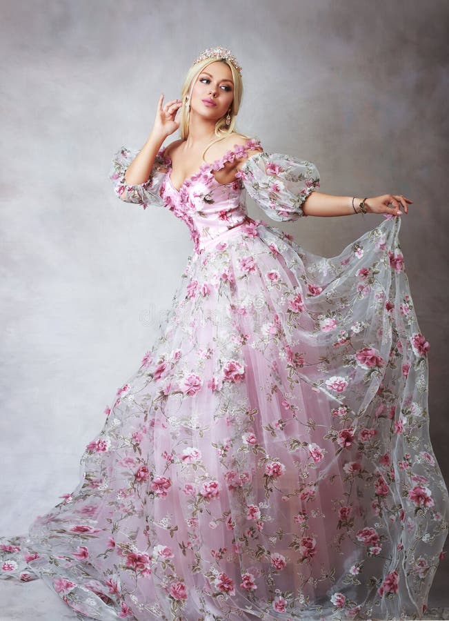 Princesa en color de rosa imagen de archivo. Imagen de lujo - 122934857