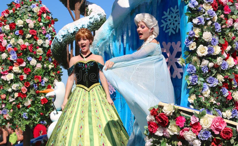 Princesse Elsa Et Ana Chez Disneyworld Image éditorial - Image du elsa ...