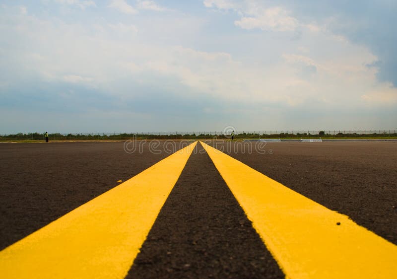Principales lignes photo stock. Image du route, jaune - 4691222