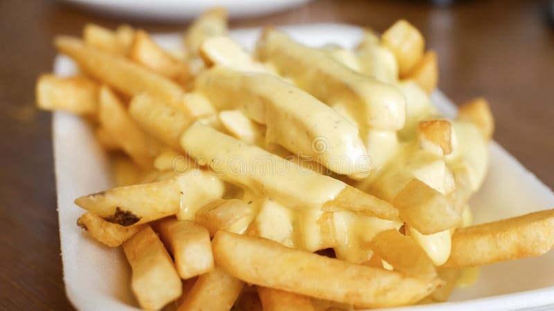 Principales Papas Fritas Con Salsa De Queso Foto de archivo - Imagen de ...
