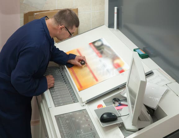 Printer Die Een Af:drukken Looppas Controleert Stock Afbeelding - Image ...