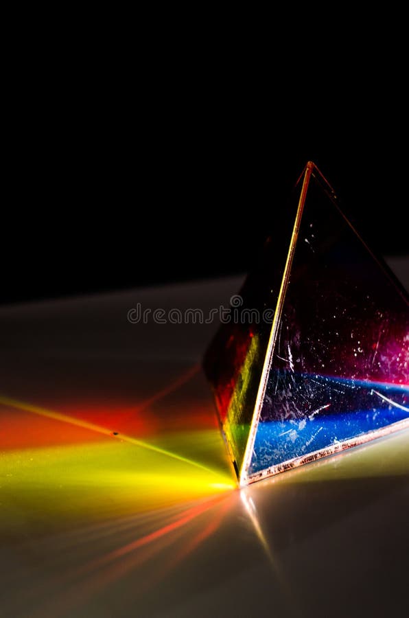Prisma- en lichtexperiment stock afbeelding. Image of hoeken - 31534769