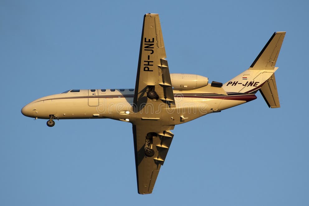 Private plane landing editorial stock photo. Image of airplane - 24316828