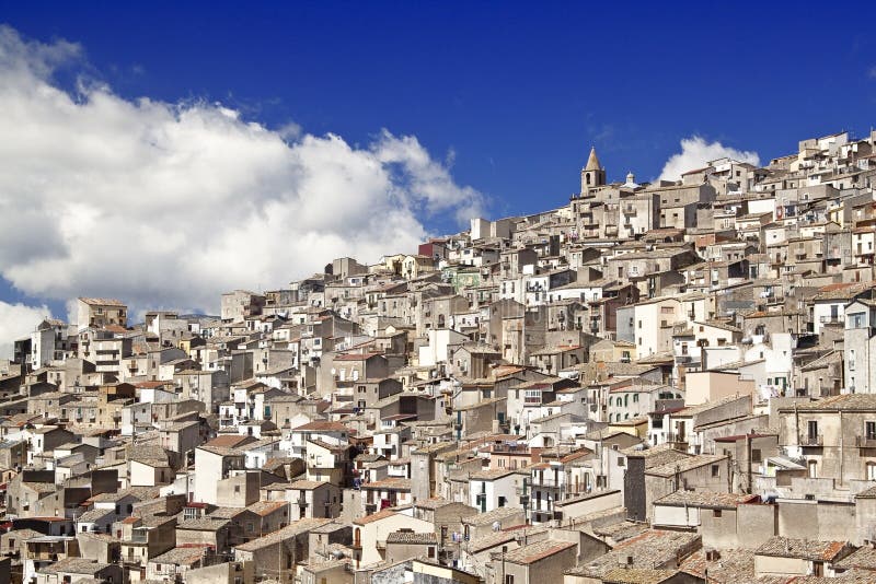 Prizzi, Sicilia immagine stock. Immagine di cityscape - 73825075