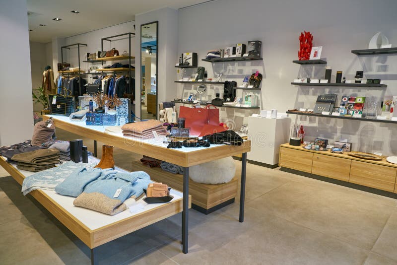 Pro-Idee editorial image. Image of outlet, horizontal - 141423825