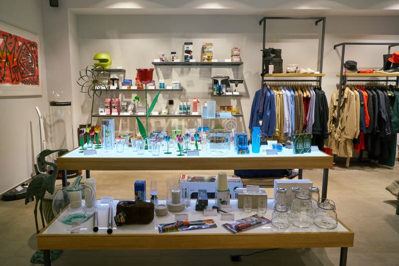 Pro-Idee editorial image. Image of outlet, horizontal - 141423825