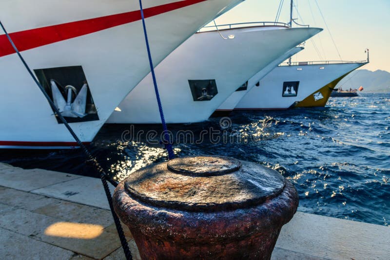 Proa de barcos foto de archivo. Imagen de coastline - 155005662