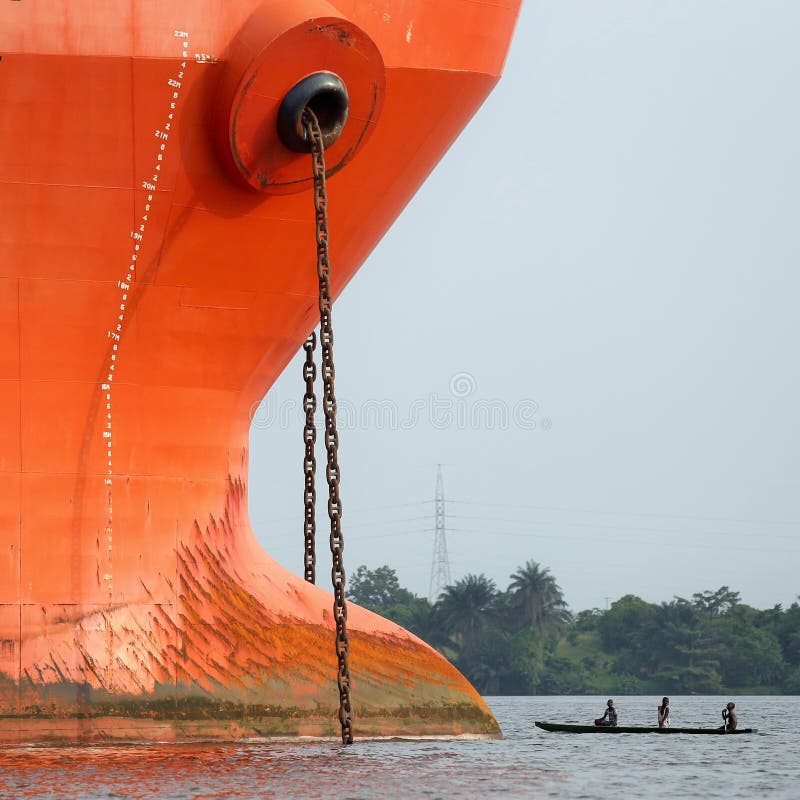 Proa De Um Navio Grande Cara a Cara Com Um Pirogue De Madeira Pequeno ...