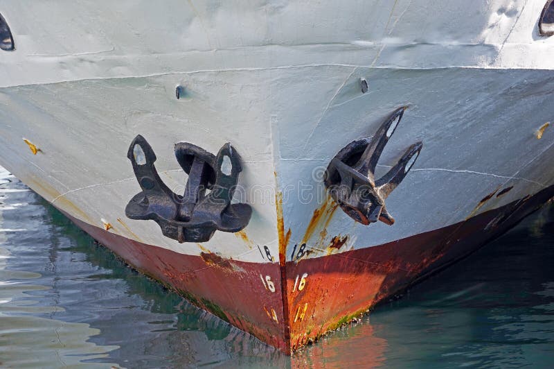 Proa de un barco con ancla imagen de archivo. Imagen de transporte ...