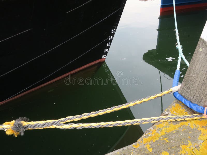 Proa Del Barco Atada Para Arriba En Agua Con La Cuerda Anudada Imagen ...