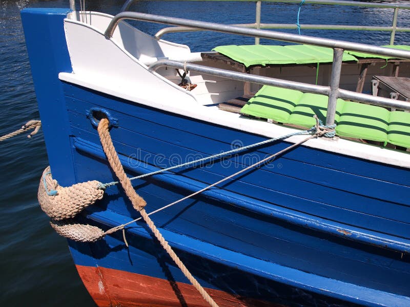 Proa Del Barco De Madera En El Río Imagen de archivo - Imagen de proa ...