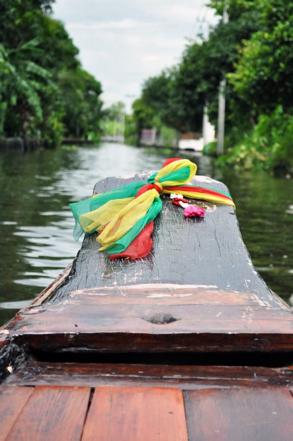 Proa Do Barco Com Fitas Coloridas Imagem de Stock - Imagem de proa ...