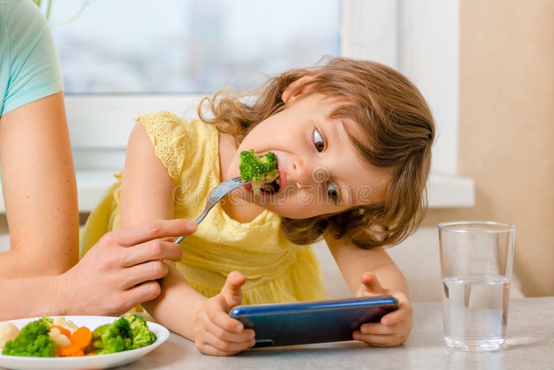 599 Child Eat Cartoon Stock Photos - Free & Royalty-Free Stock Photos ...