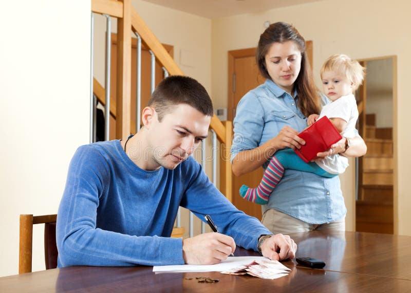 Problemas Financieros En Familia Imagen de archivo - Imagen de ...