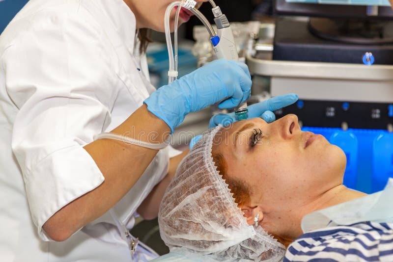 Procedimento Do Instrumento Na Cara Fotografia Editorial - Imagem de ...