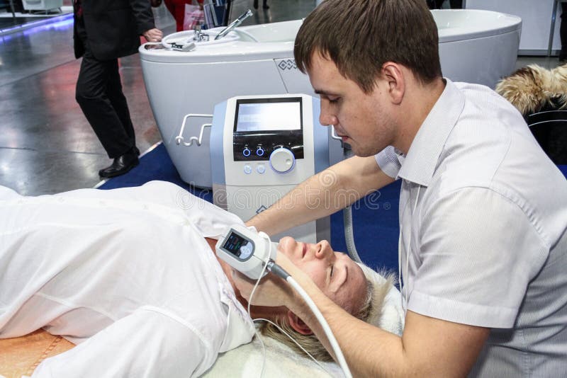 Procedimiento De HydraFacial Foto de archivo editorial - Imagen de ...