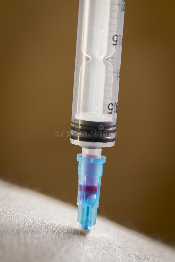 Procedimiento Para Inyectar Una Medicina Foto de archivo - Imagen de ...