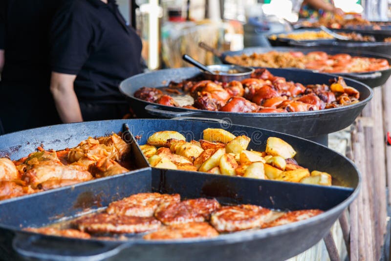 Proceso De Cocinar La Comida Tradicional Europea Foto de archivo ...
