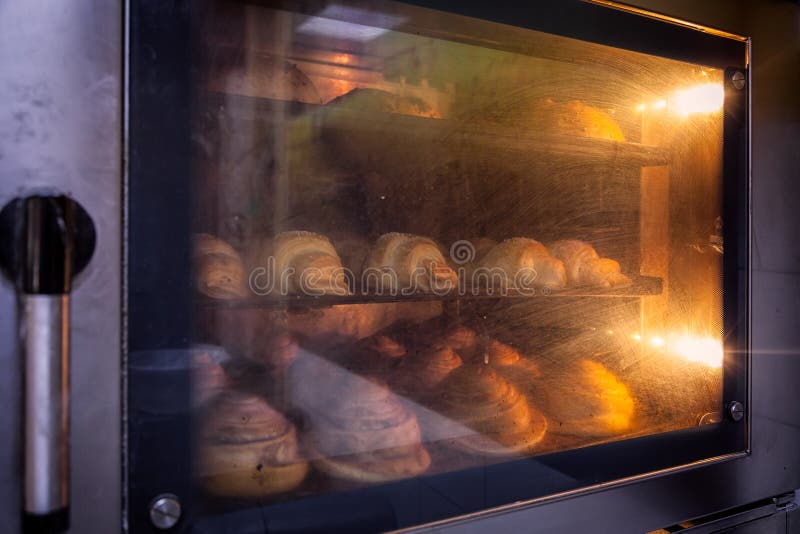 Proceso De Hacer Los Cruasanes Imagen de archivo - Imagen de alimento ...
